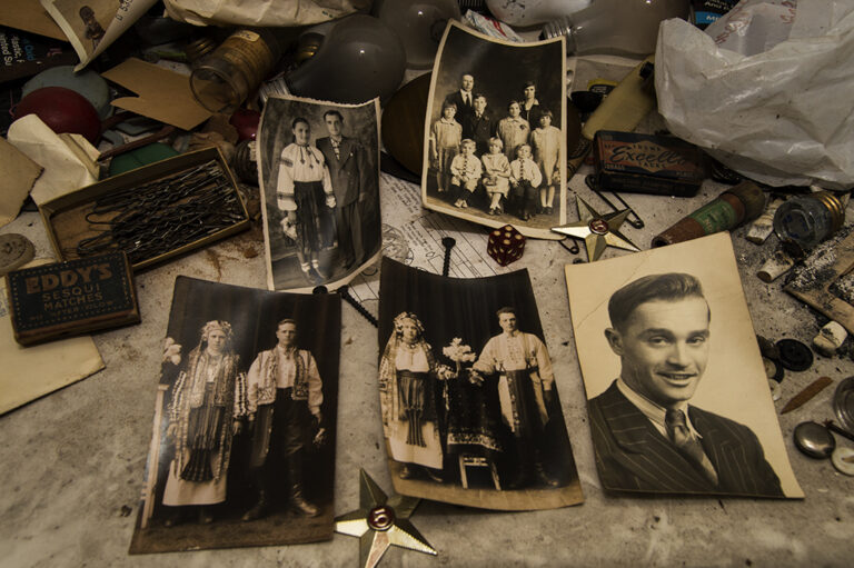 Urban explorer discovers hidden cash stash in an Abandoned House ...